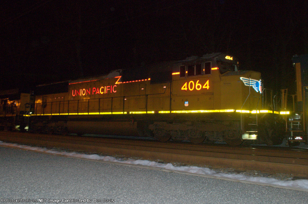 UP SD70M 4064 as the second unit on Q418-25